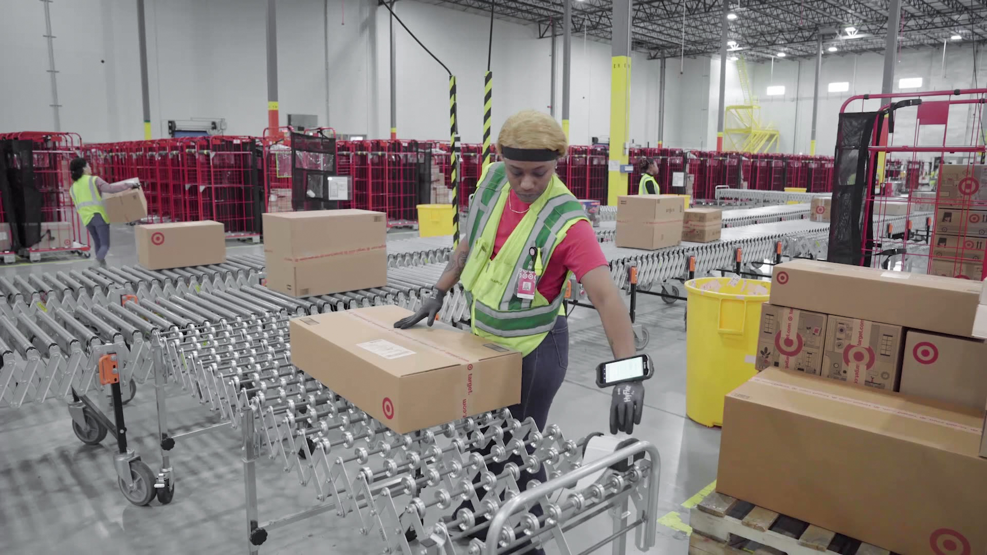 Video - Sortation center b-roll operations